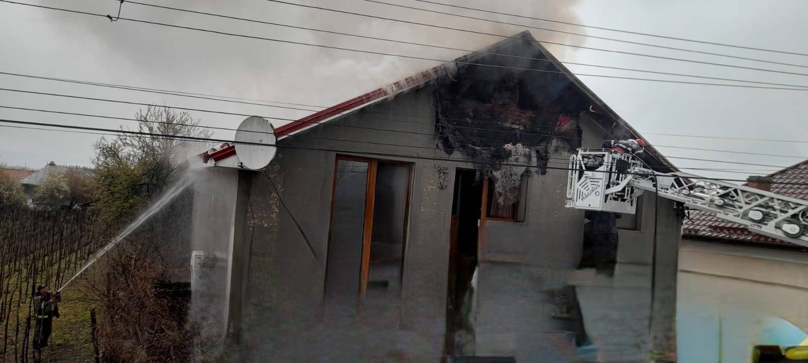 VIDEO. O casă din comuna Pleșoiu a luat foc. Incendiul a izbucnit din ...
