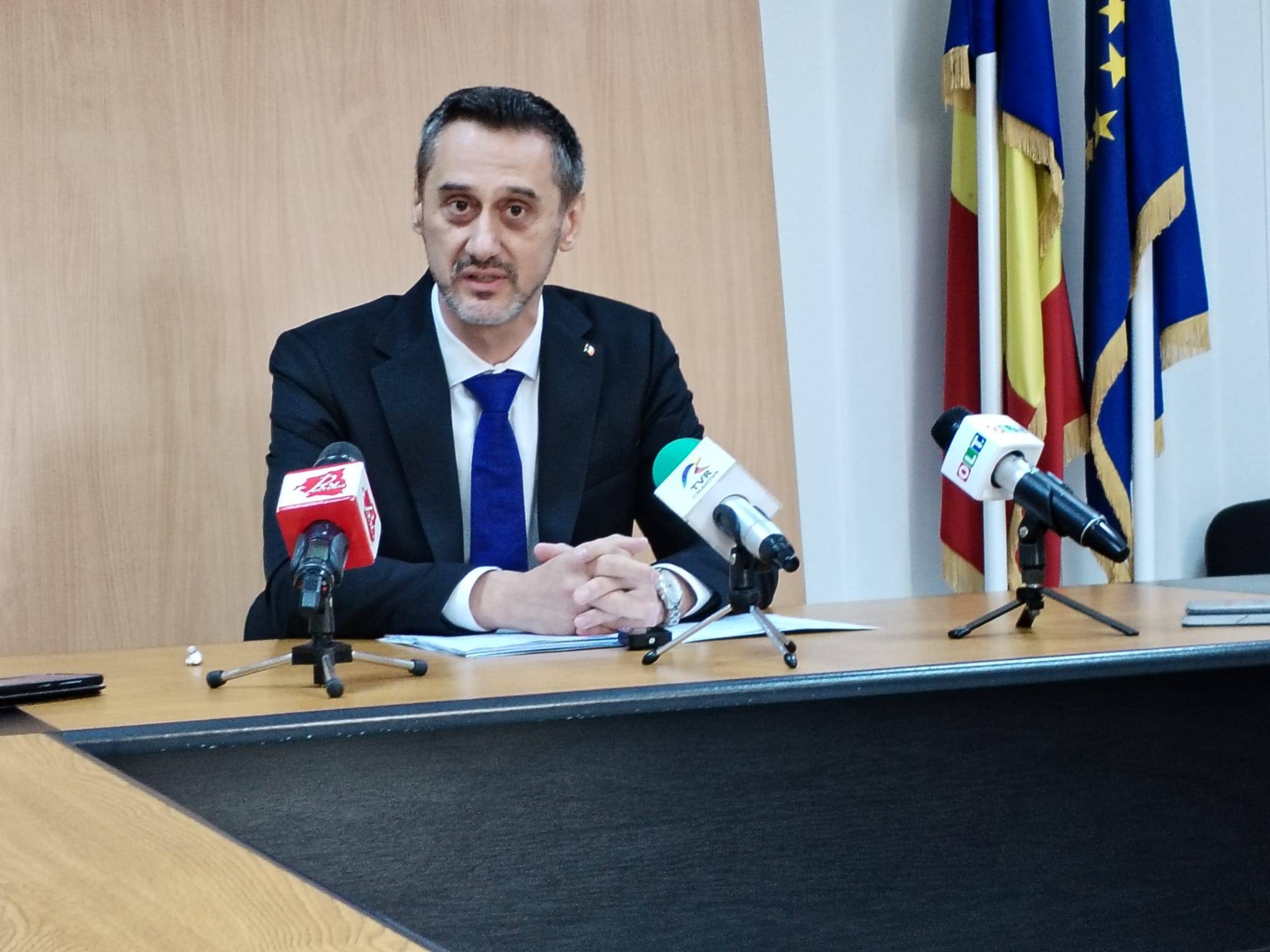 Prefectul Mario De Mezzo a refuzat să răspundă întrebărilor cu iz ...