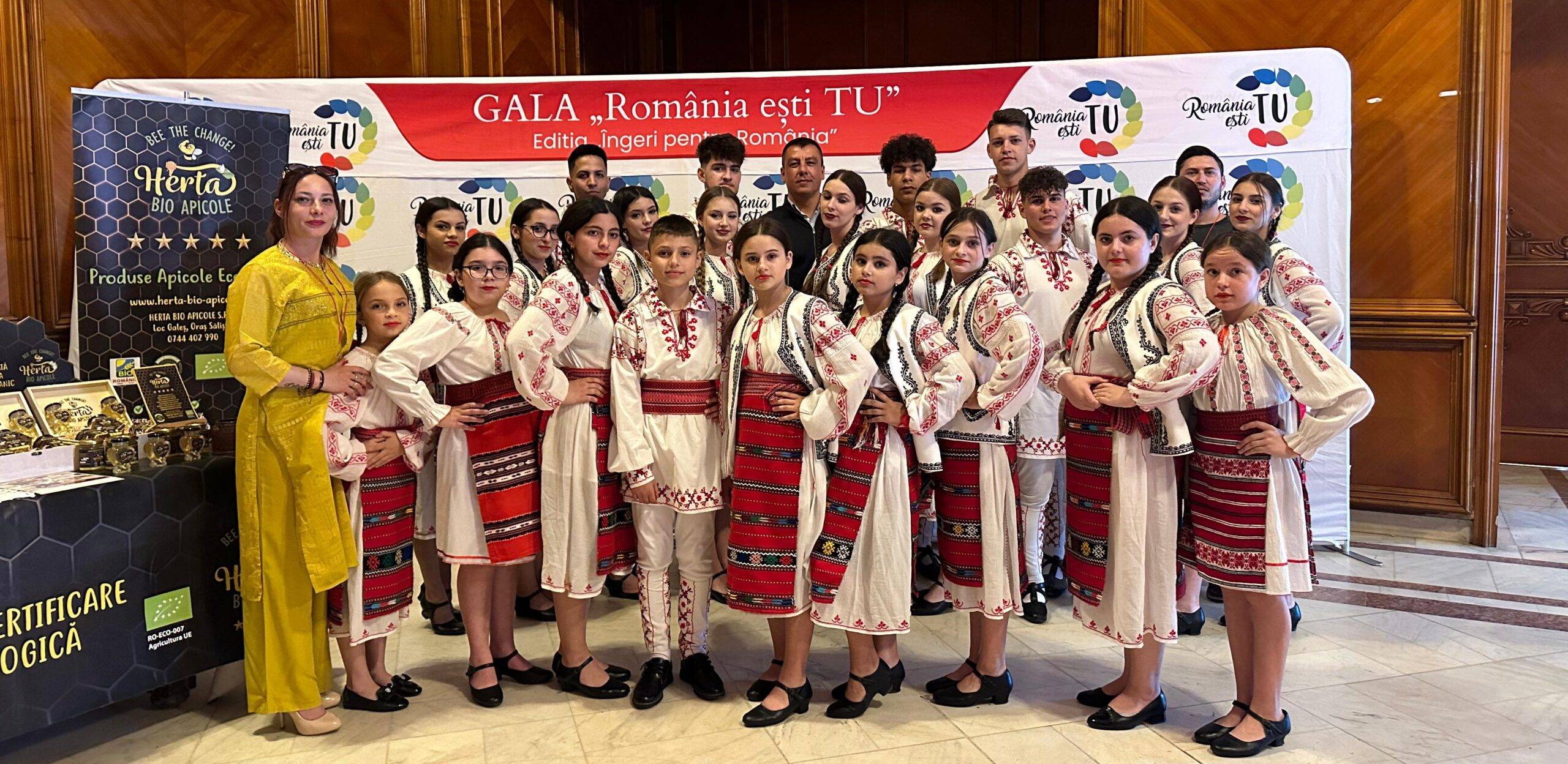 Ansamblul folcloric „Stejărelul” din Mărunței, la Gala „România ești tu ...
